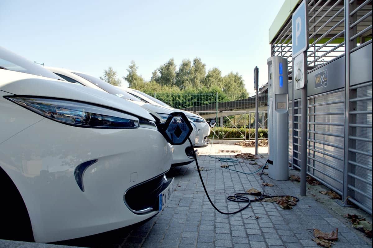 Hybrid vs Electric Cars: Pros & Cons and Which is Better? - Cyberswitching